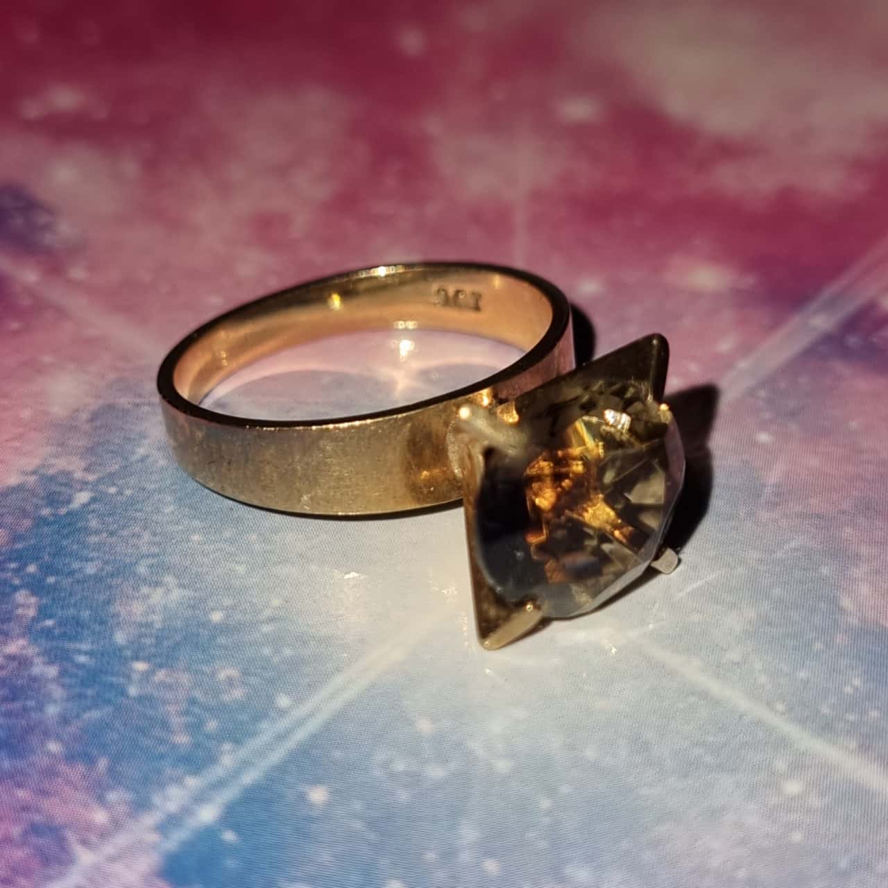 Womens 9ct Gold ring - 375 - 3.9 grams(s)