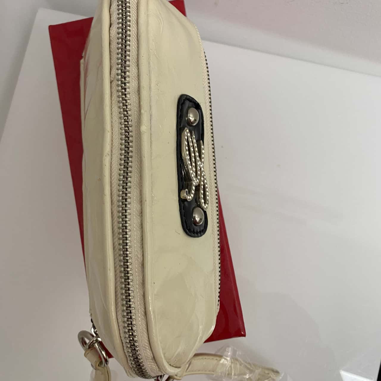 Guess Cream Pencil Case. New in gift box(s)