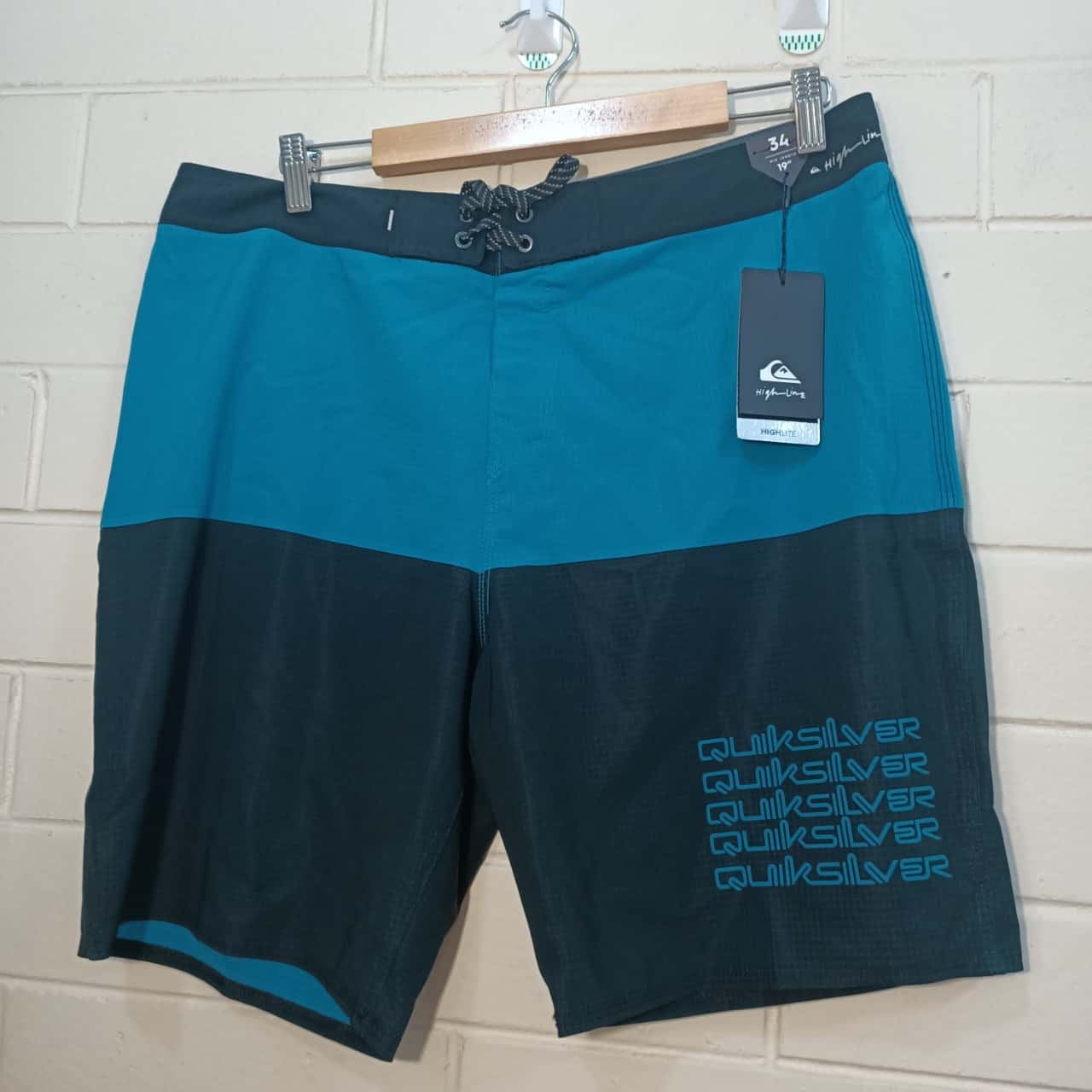 Quicksilver Mens Size 34 Black / Blue Boardshorts (s)