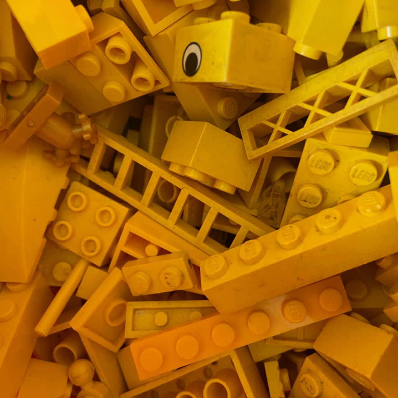 Lego by the scoop - 500g bag (1/2kg) of colour sorted, mixed items Lego ...