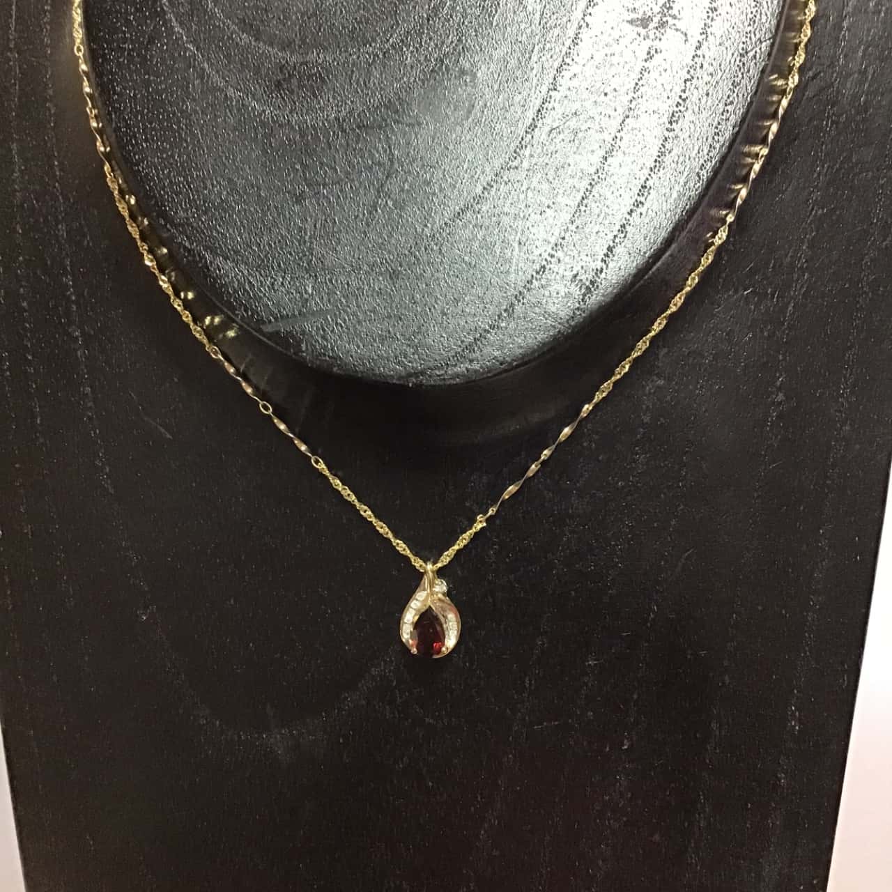 Womens 9ct Gold Pendant with Garnet(s)