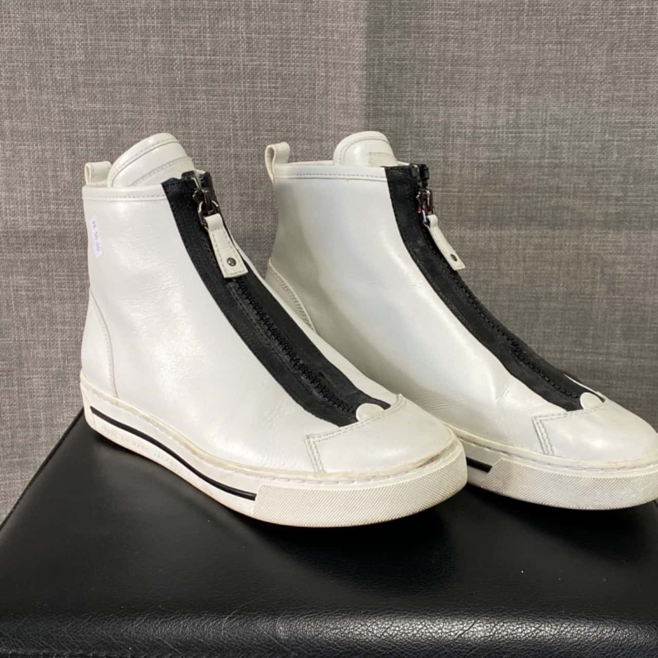 Marc Jacobs Size 38 White zip up shoes(s)