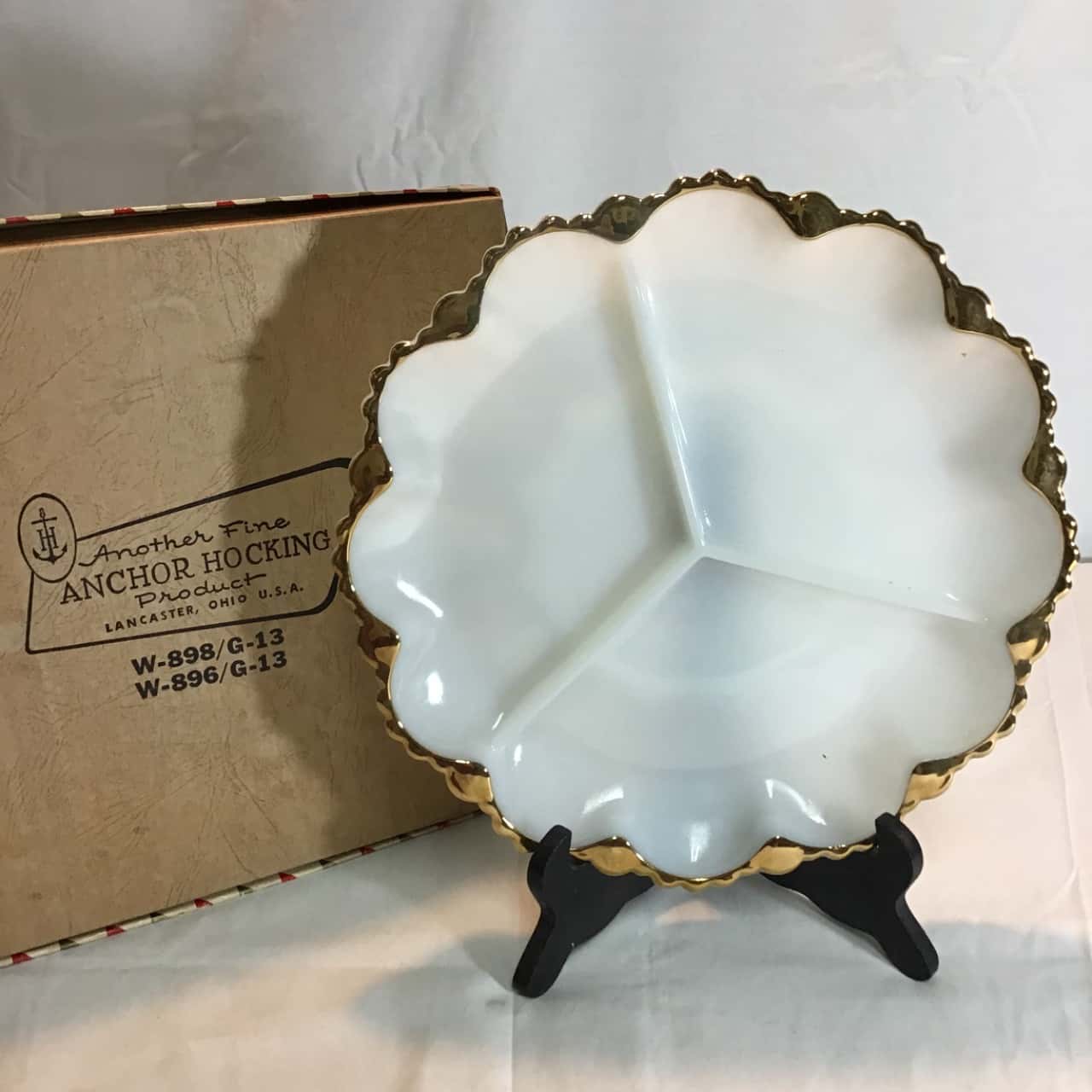 Vintage TRI Divided platter Anchor Hocking Milk Glass Gold Edge Retro (s)