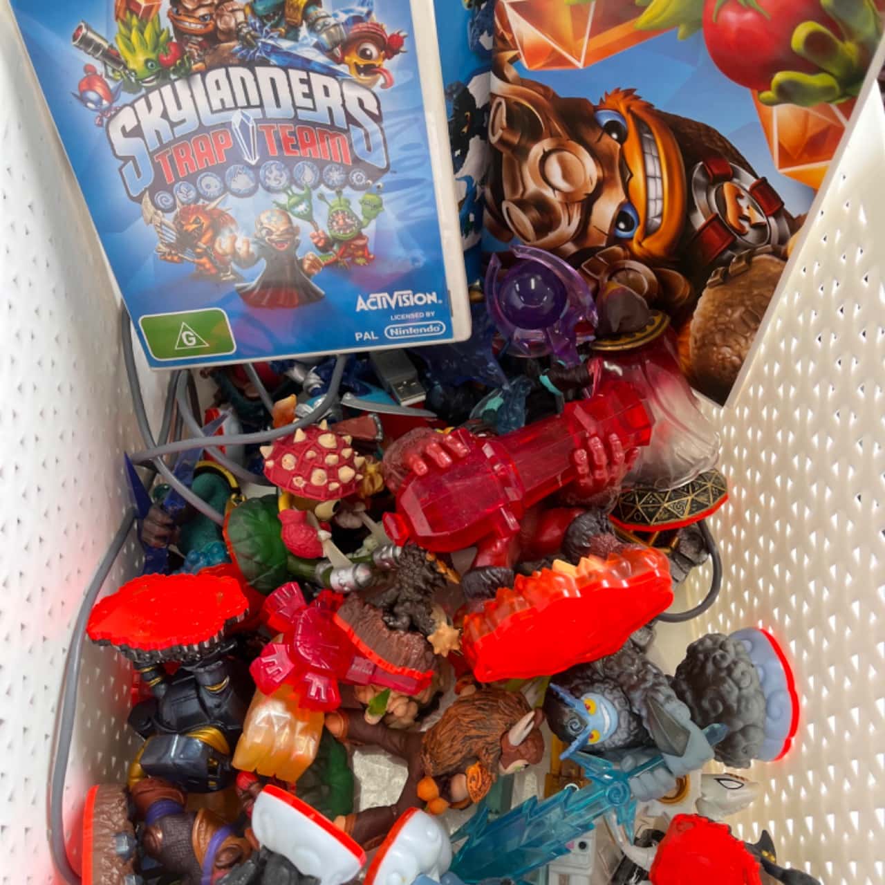 SKYLANDER GAME AND BULK FIGURES(s)