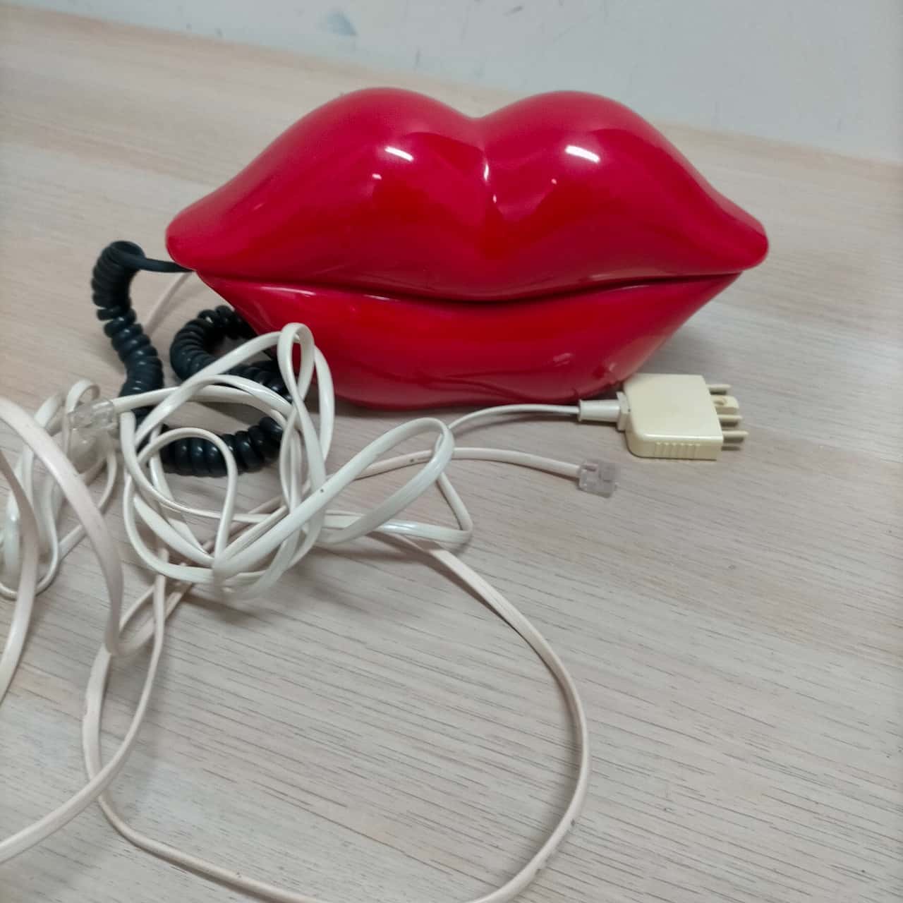 Retro Lips Corded Phone GUC (s)