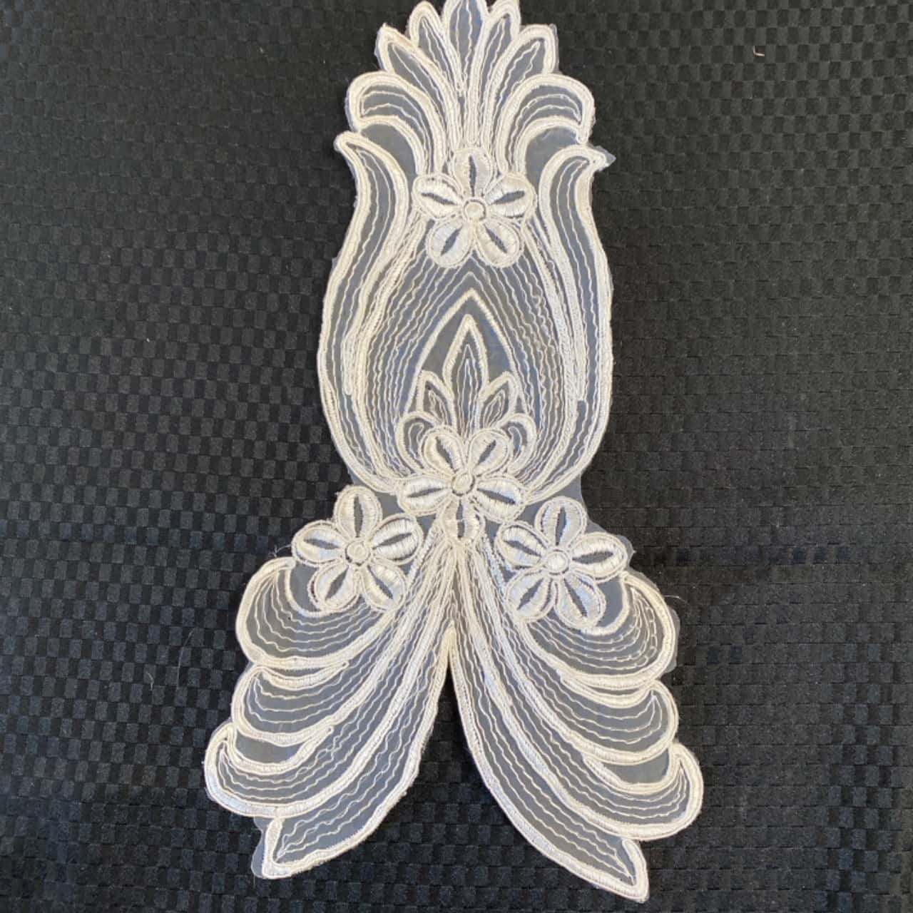 25 large Vintage lace pieces. White/Ivory (s)