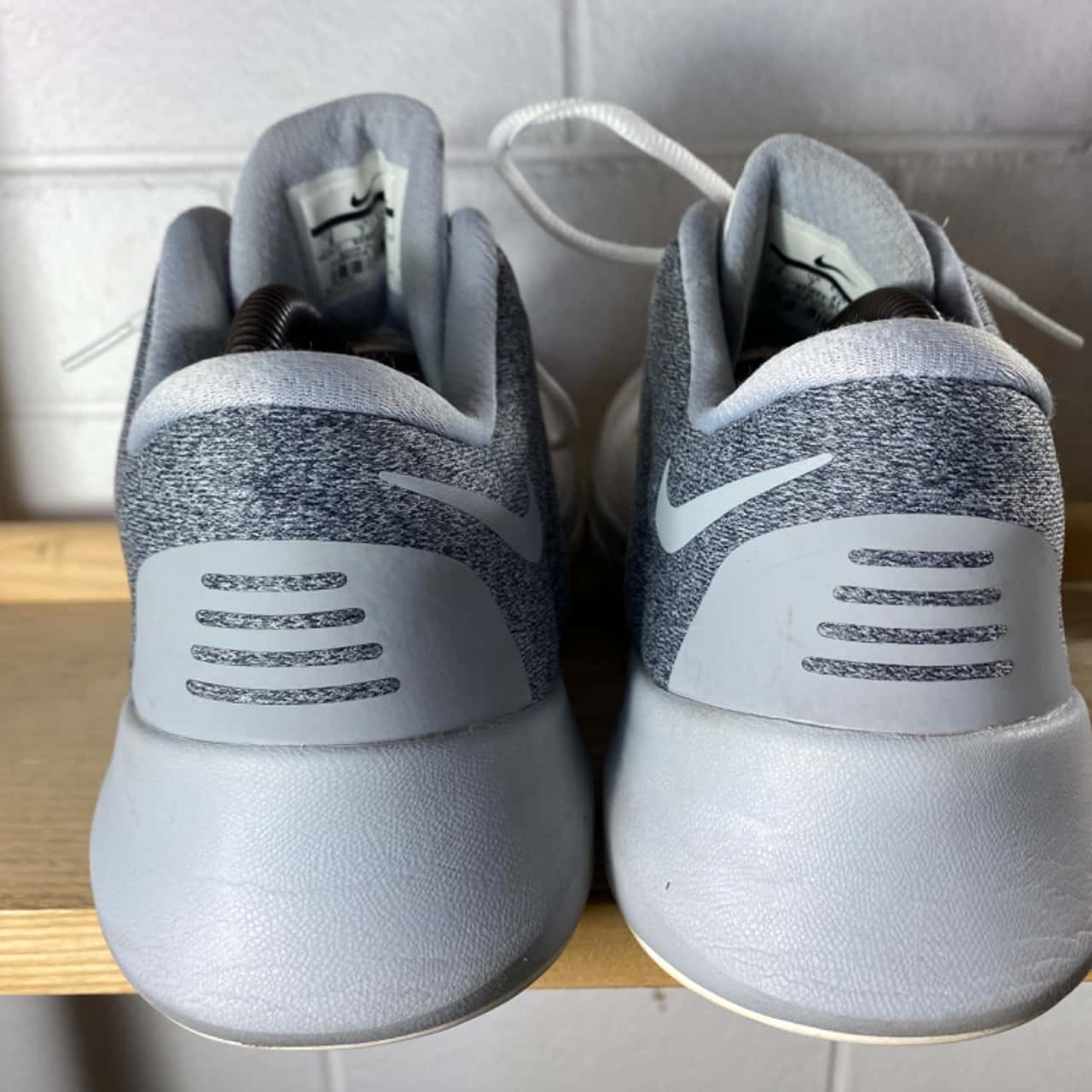 Nike Mens Air Versatile II Sneakers Size 7 / 8 Grey / White (s)