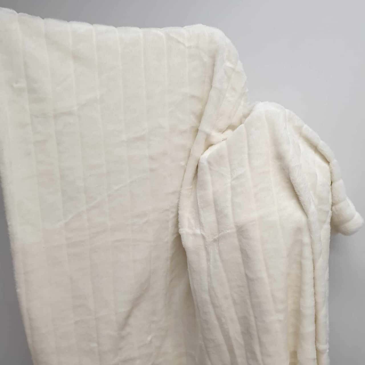 Stunning White Faux Fur /Supersoft /Fluffy Throw/ Lap /Cuddle Rug - RRP ...