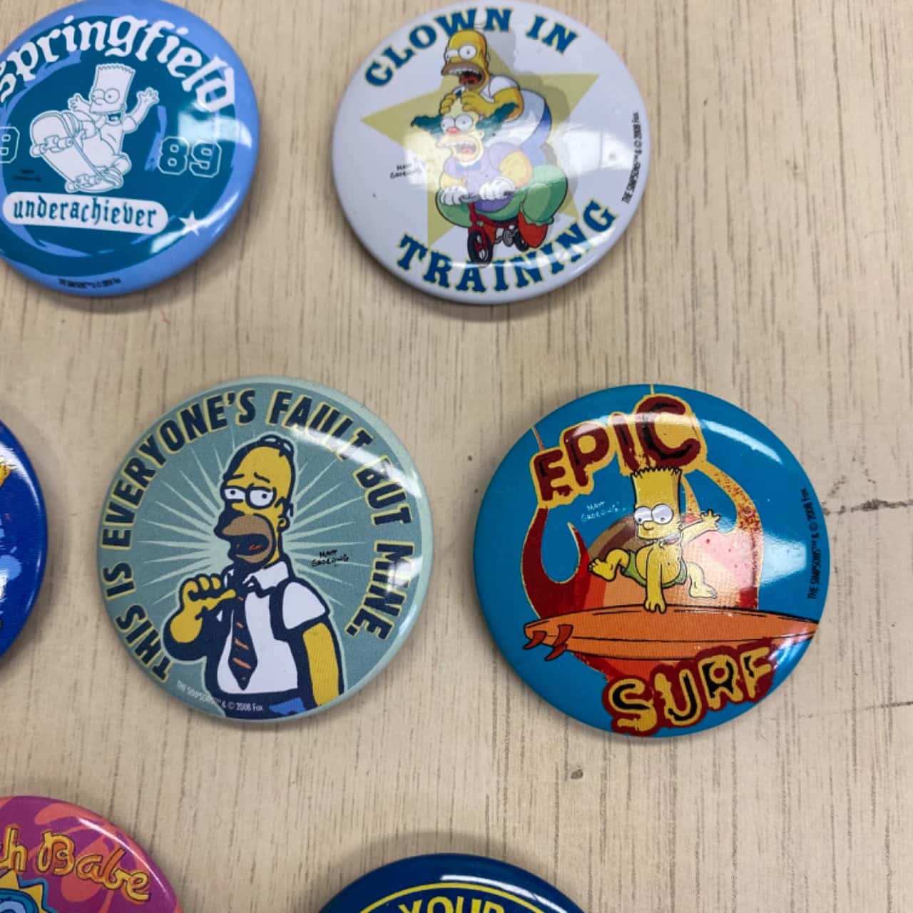 Lot of 7 Simpsons Badges Pins 2008
