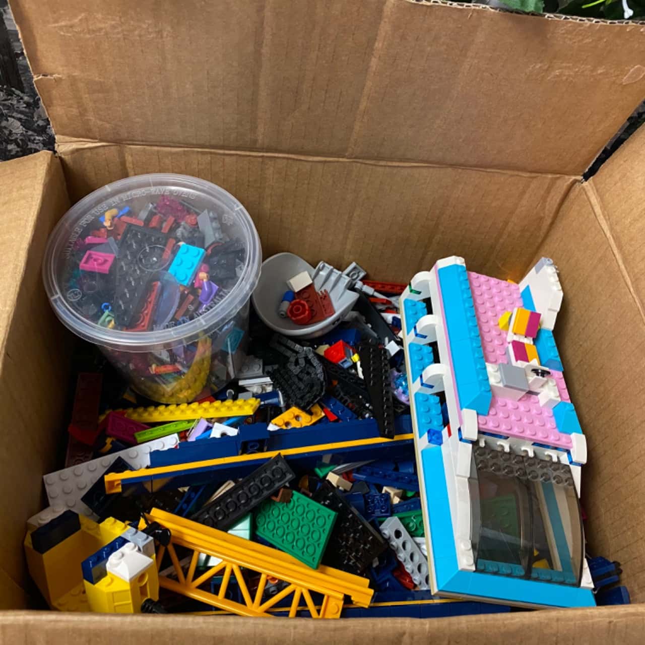 1x full box of assorted Lego- please read description (s)