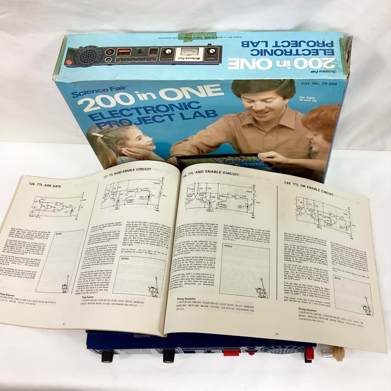 Vintage 1981 200 in One Electronic Project Lab Ages 10+ (s)