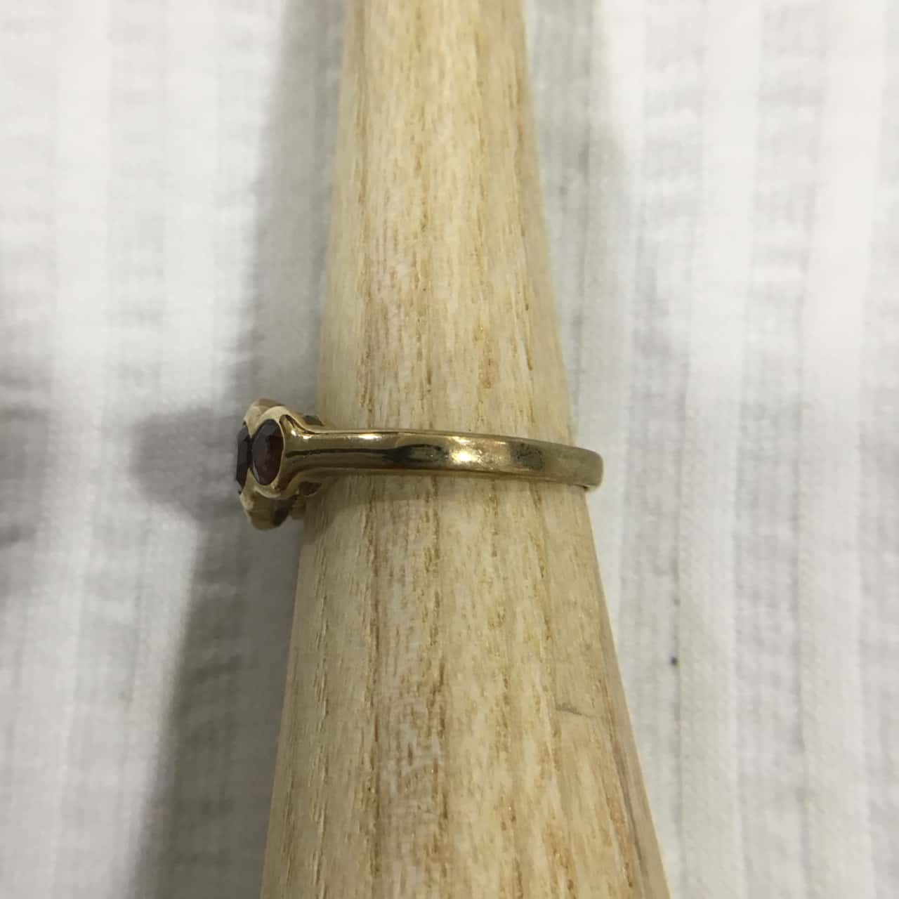 9CT 9K 375 Gold Ring with Red 5 Garnets 2.41g Size 4.75(s)