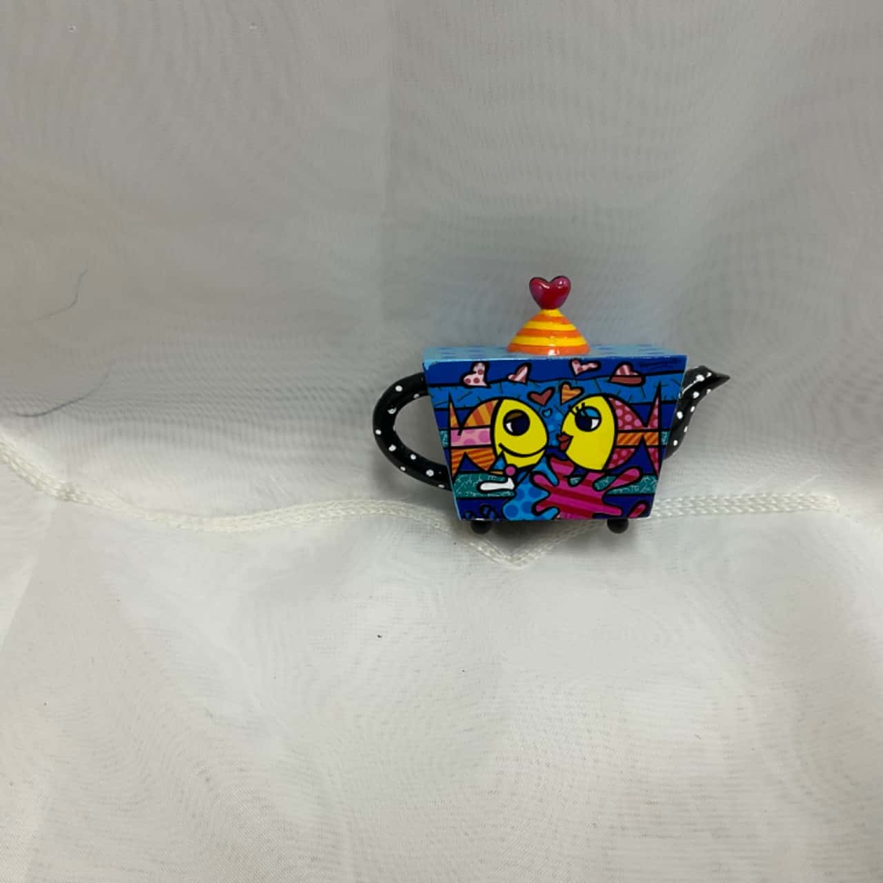 BRITTO MINI TEAPOT DESIGN FIGURINE: DEEPLY IN LOVE 7cm(s)