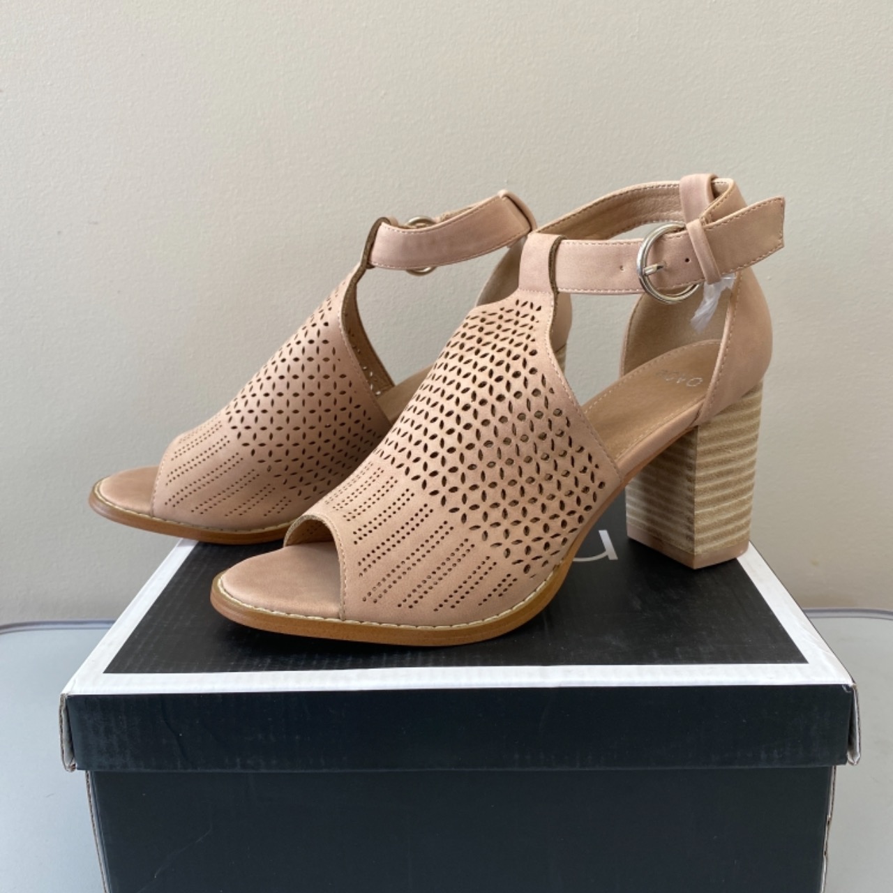 Novo Women's Open Toed Shoe with Heal Size 7 Brown - New Without Tags(s)