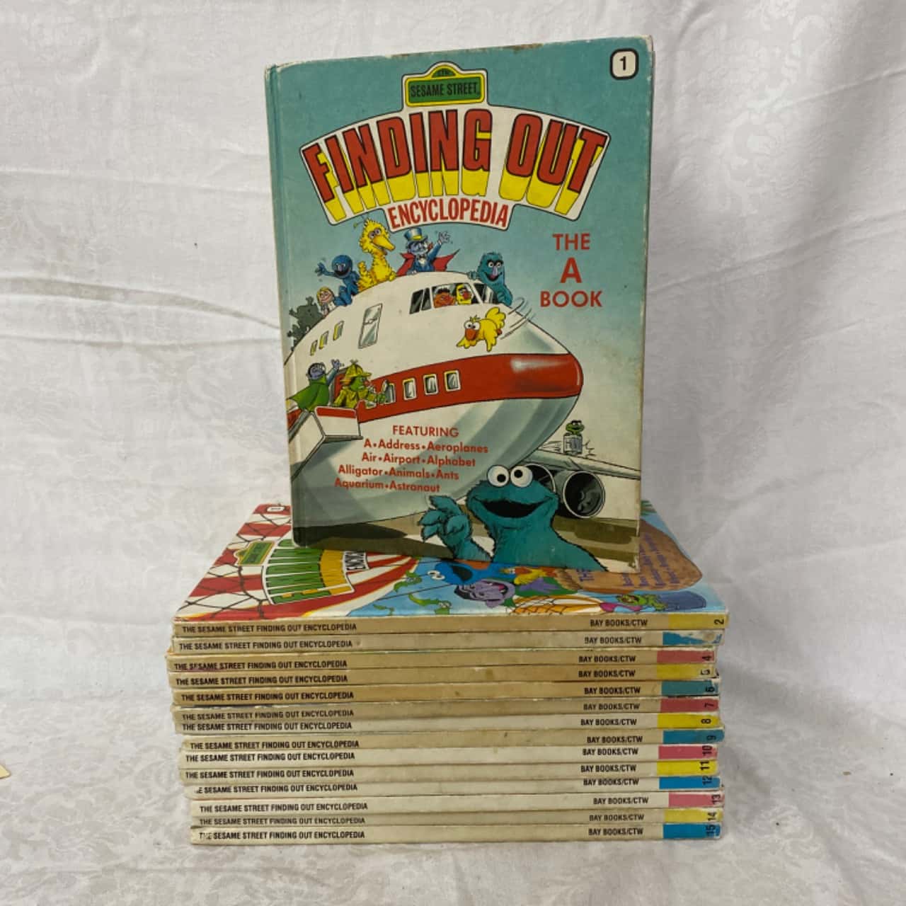 Sesame Street Finding Out Encyclopaedia (Vintage 1982)