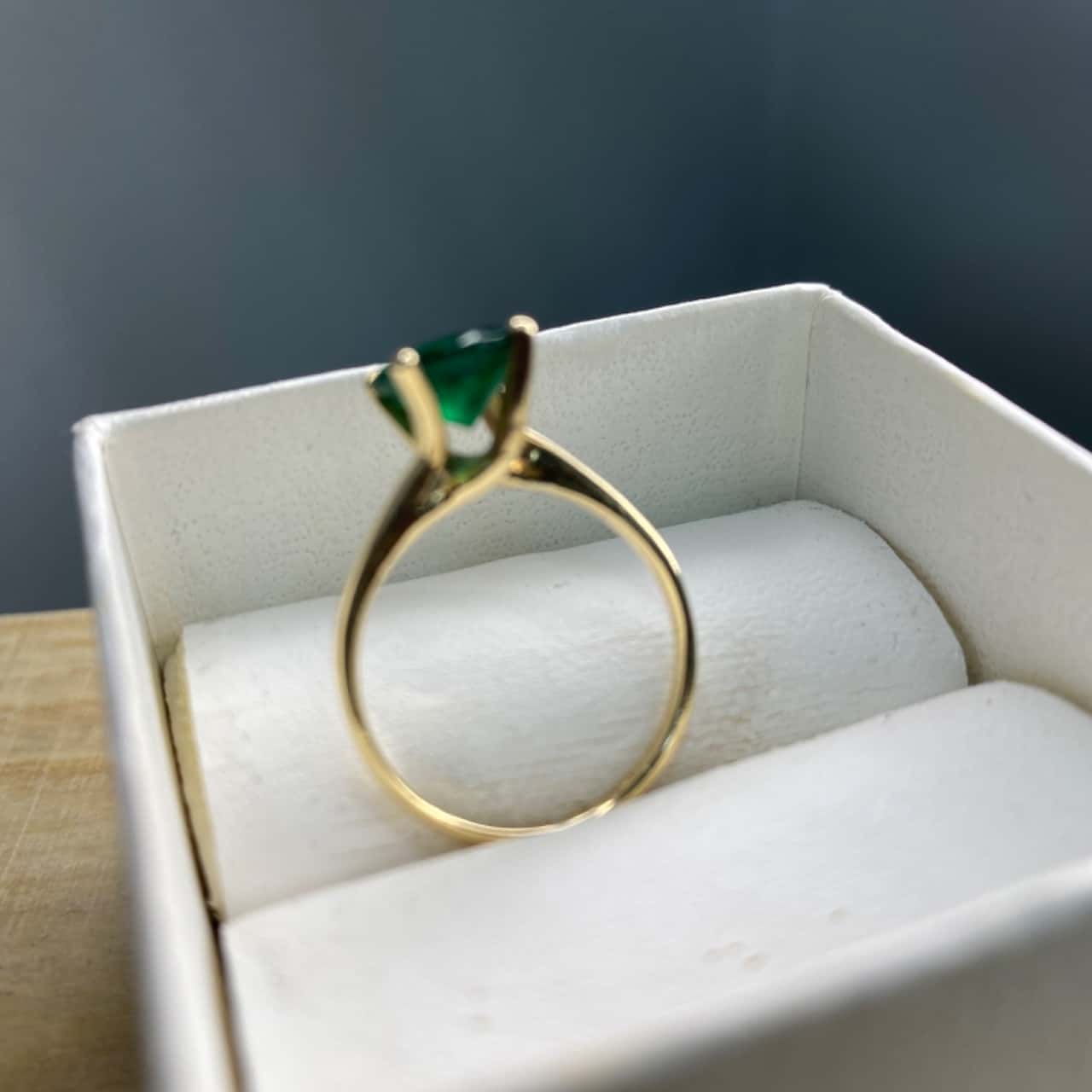 Womens 18ct Gold & Emerald Kim Khanh ring Size M(s)