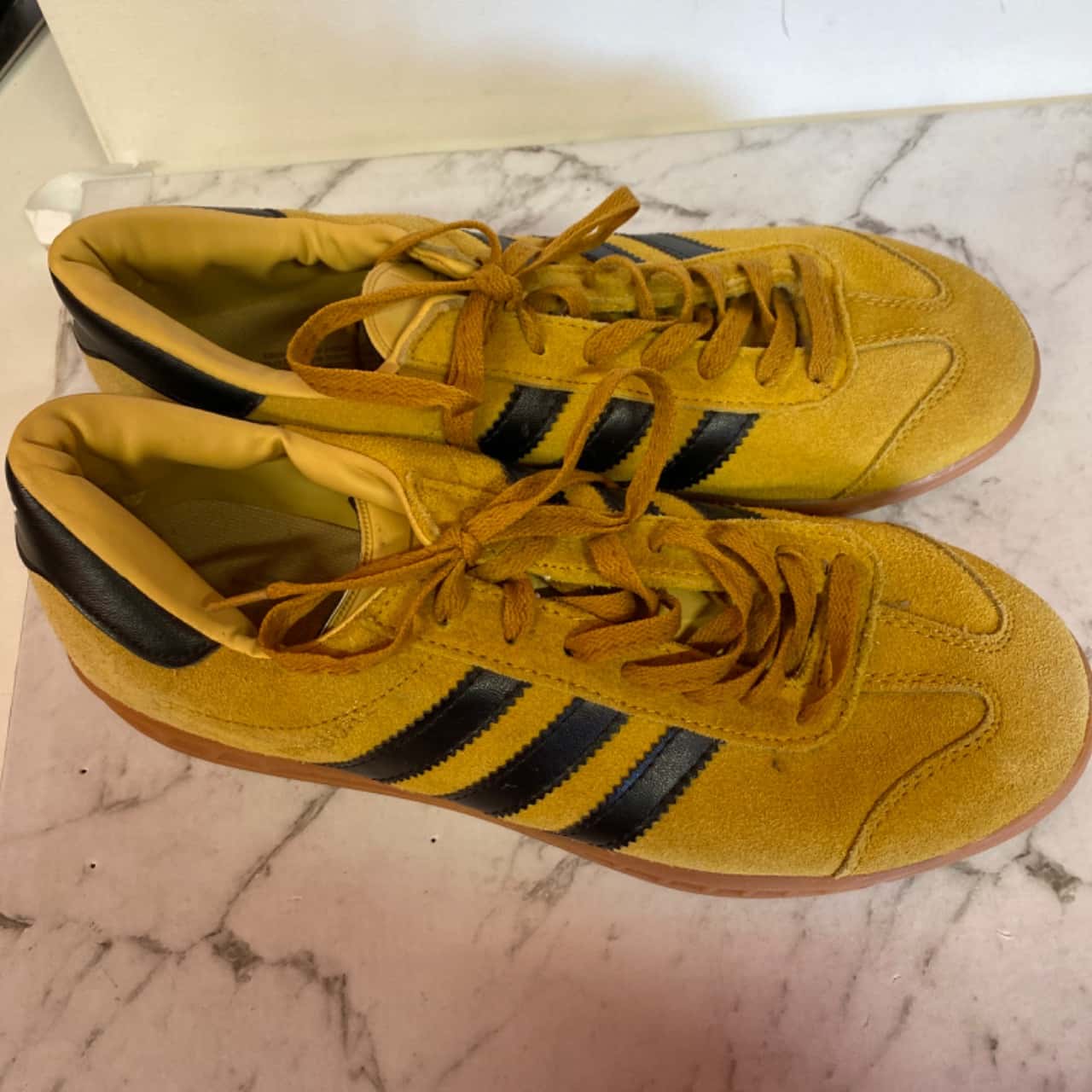 Adidas Mens Size 9.5 Black / Mustard