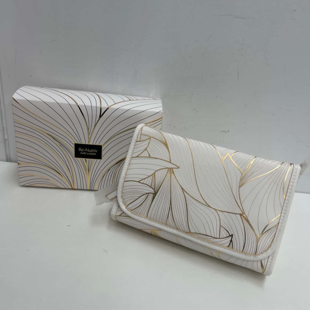 NEW - Estee Lauder Tri Fold Cosmetic pouch with cosmetic bag (s)