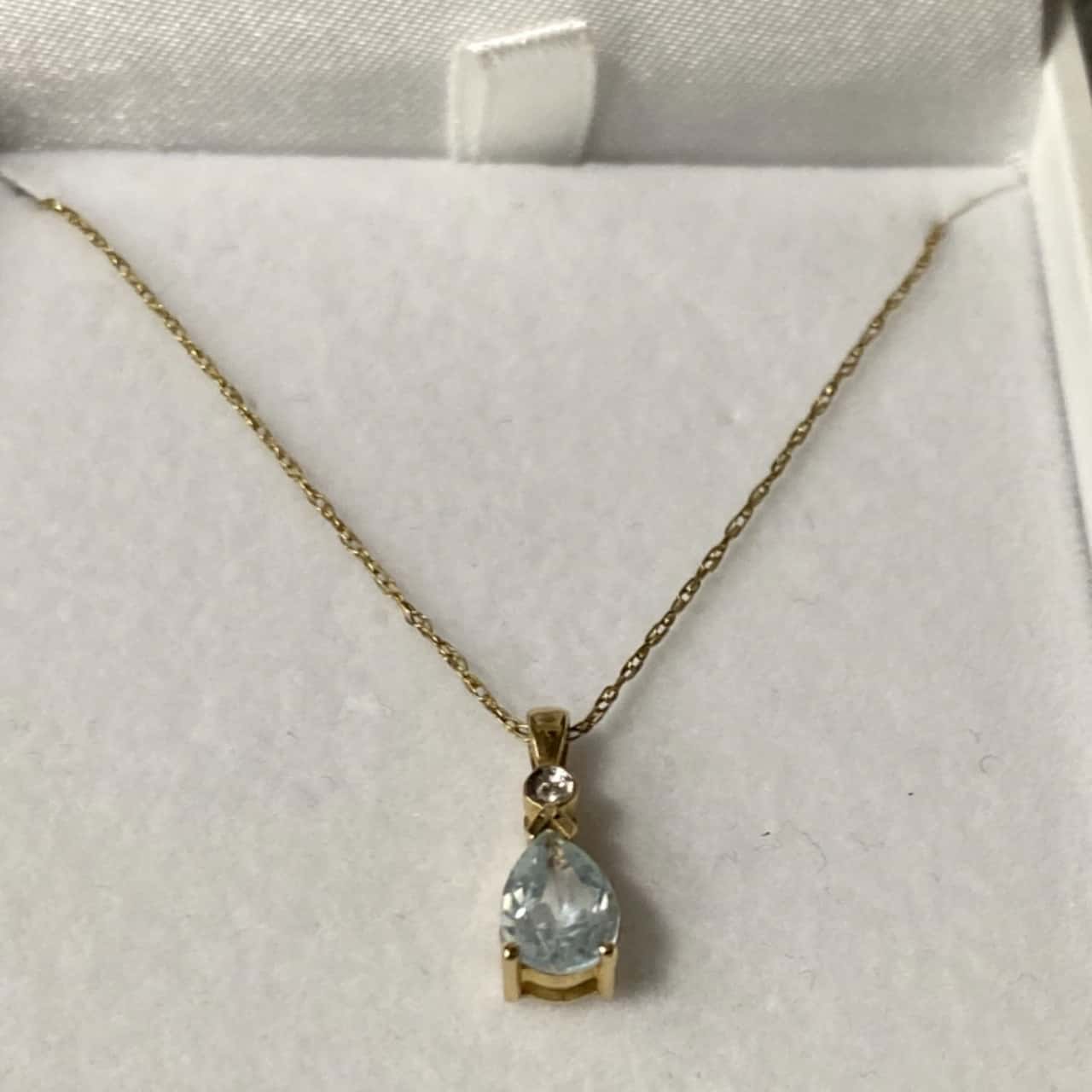 9ct gold chain and pendant (s)