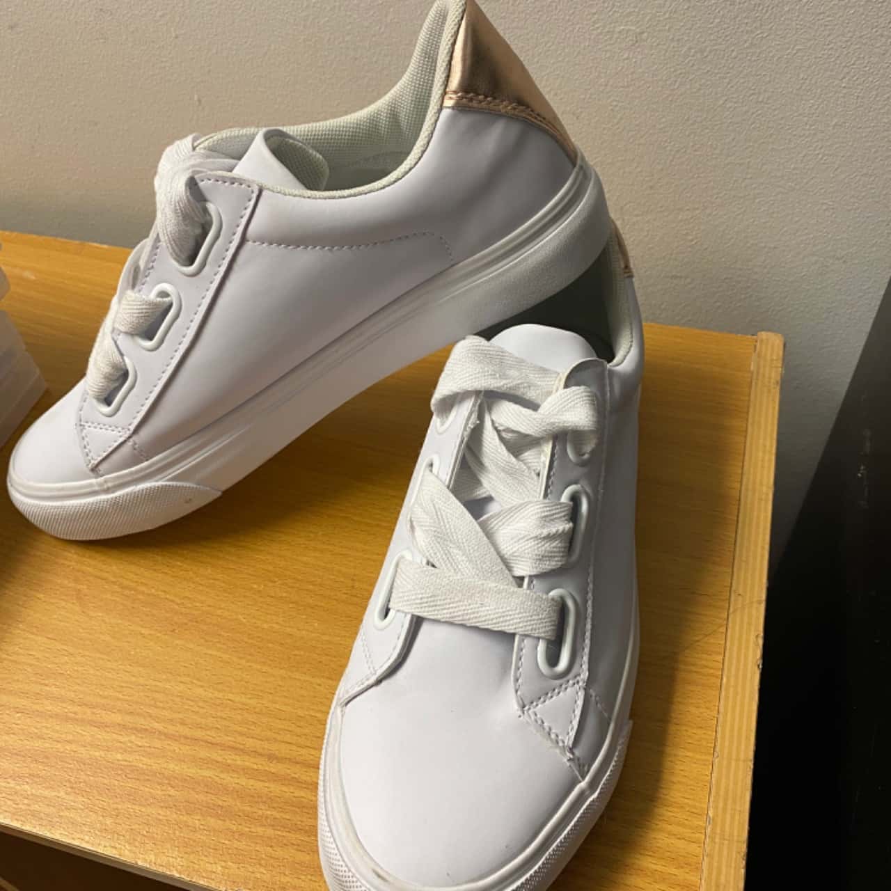REDUCED:Womens casual sneakers white Seven steps size 9(s)