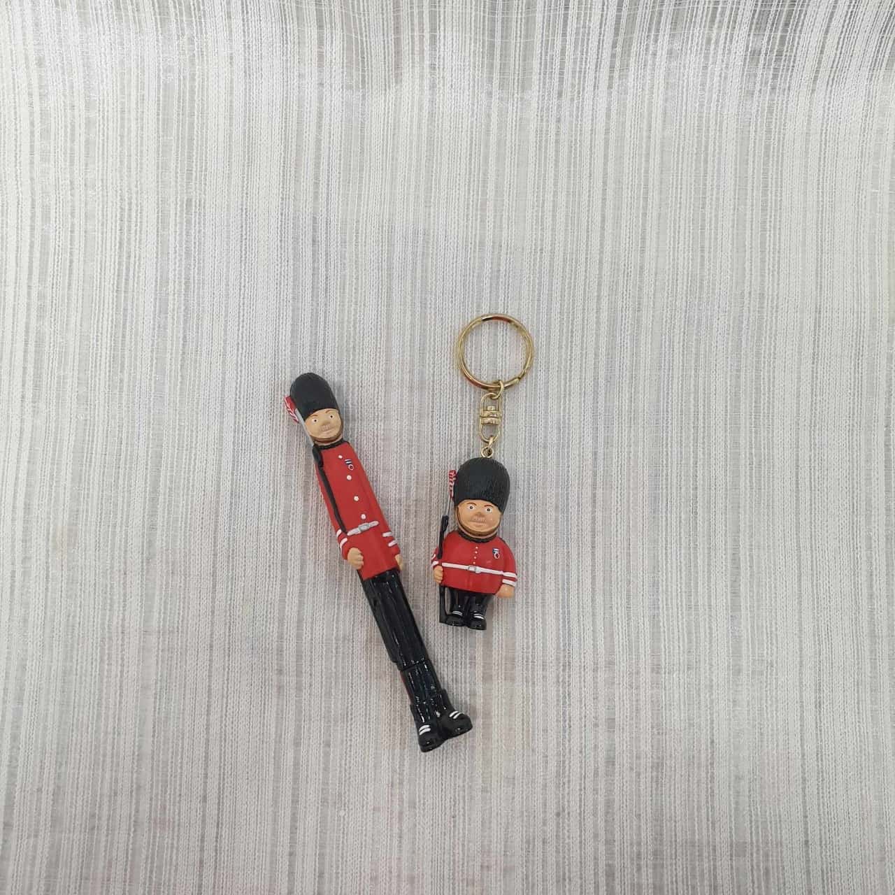 Super Cute Beefeater Souvenirs Combo - Pen & Keyring London Souvenirs ...