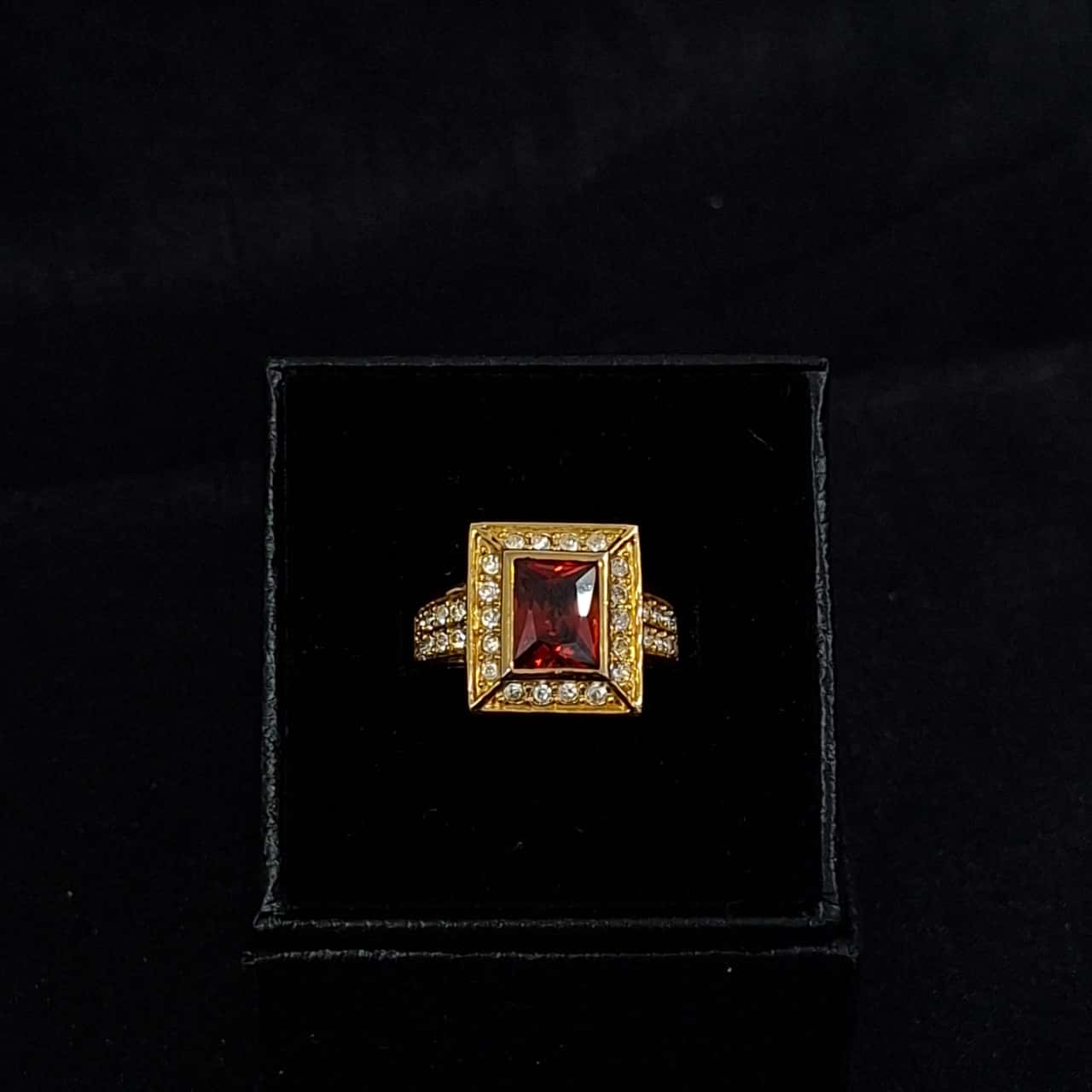 Womens Ring Gold tone / Red (s)