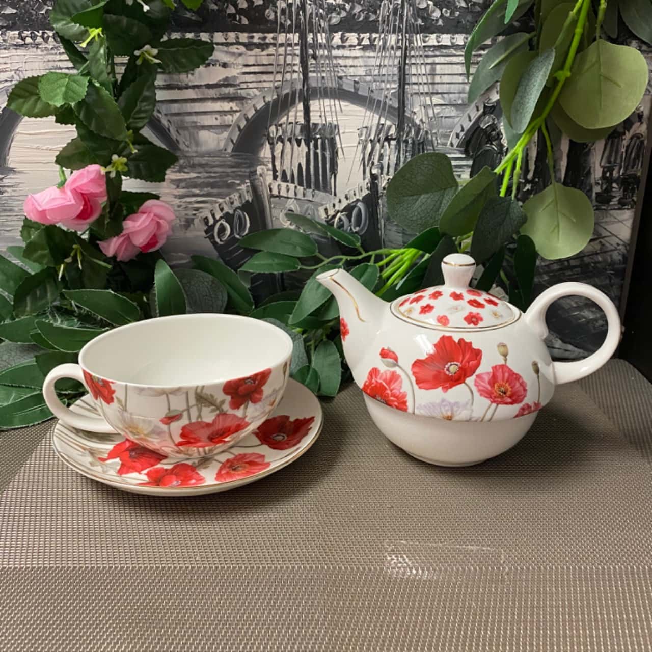 The England Collection Poppy teacup set. (s)