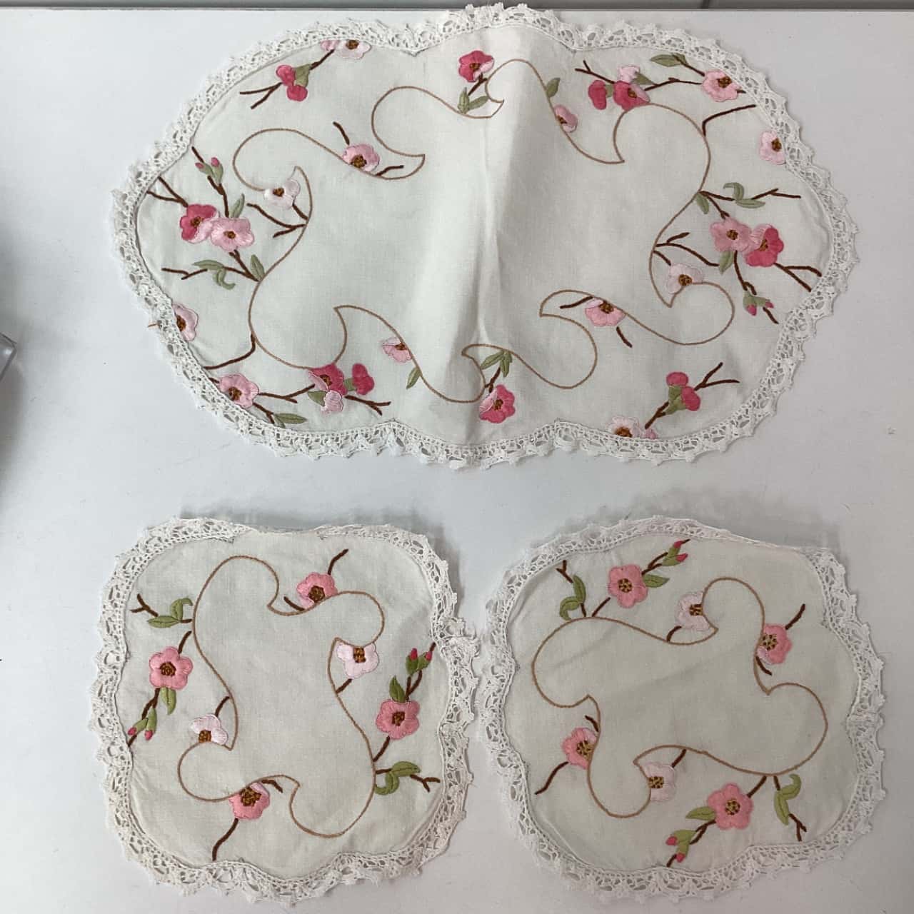 Embroidered doylie set(s)