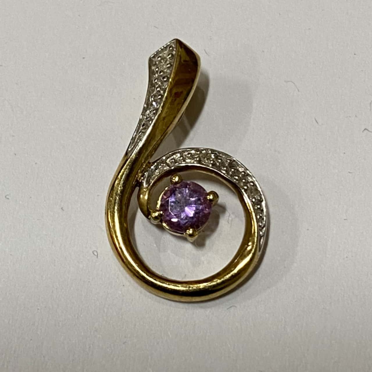 9ct Gold Pendant with Purple Stone 1.4g