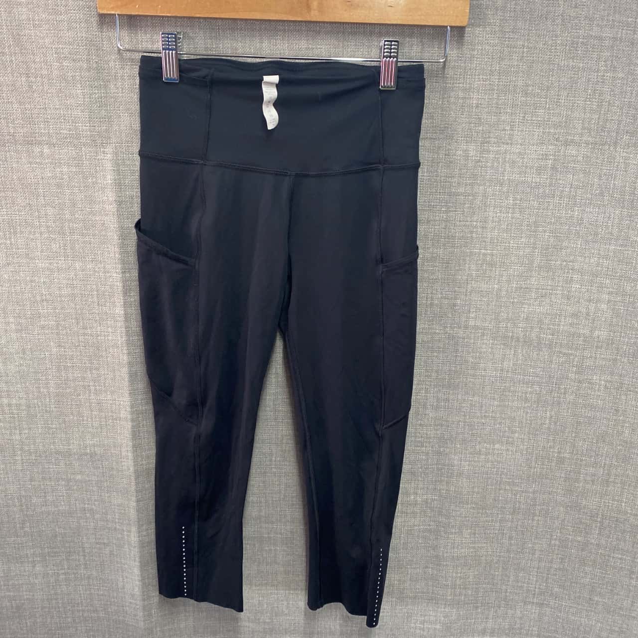 Lululemon Womens Size 4 Black 3/4 Leggings (s)