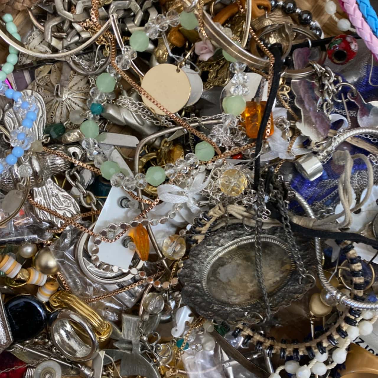 1kg Bag Of Assorted & Broken Jewellery(s)