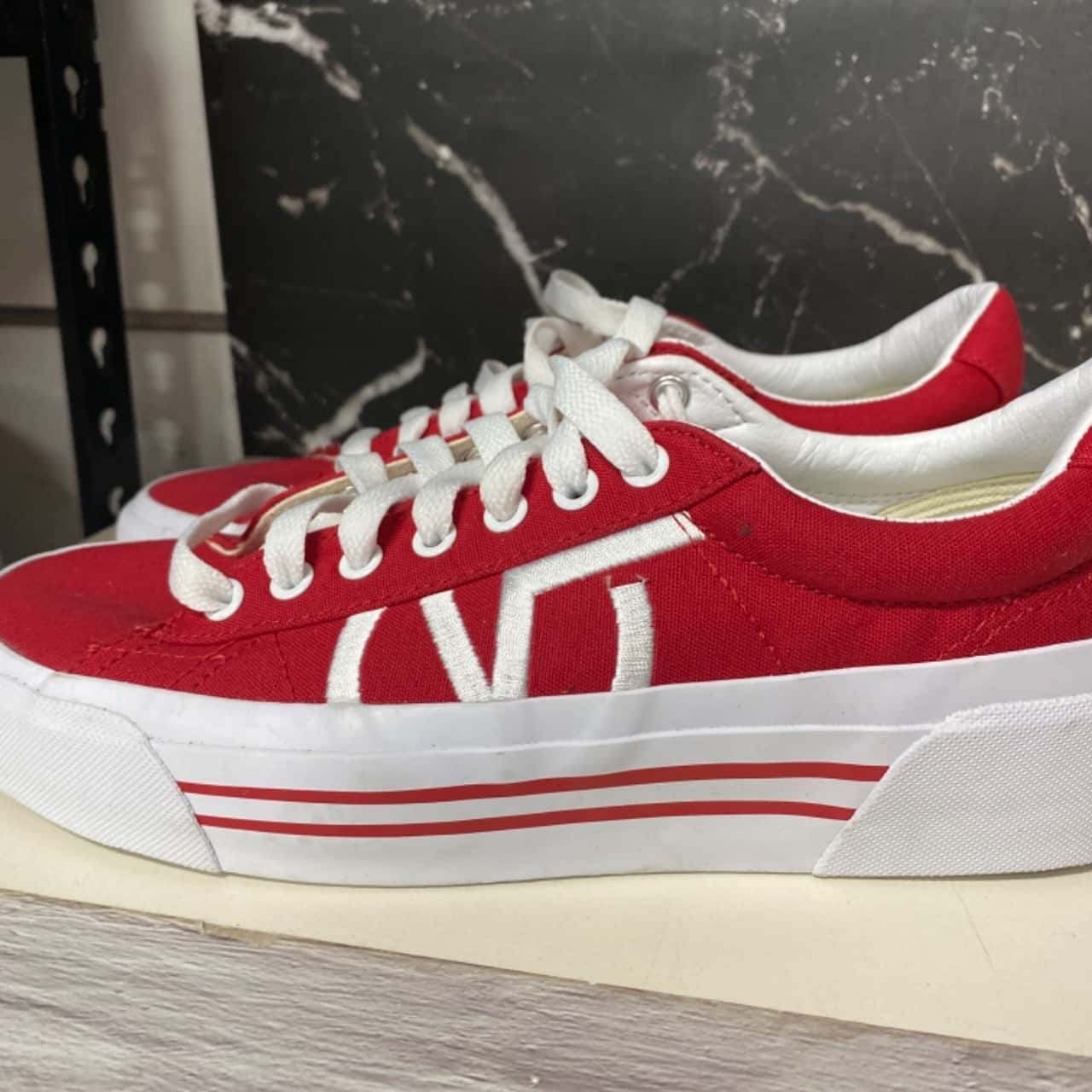 Vans off the wall Size 8 Red / White (s)