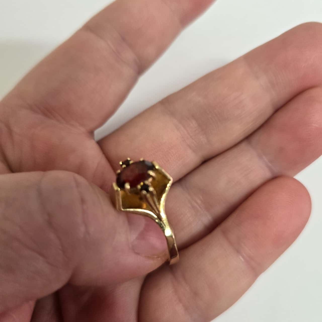 9 CT Vintage Yellow Gold Garnet Ring