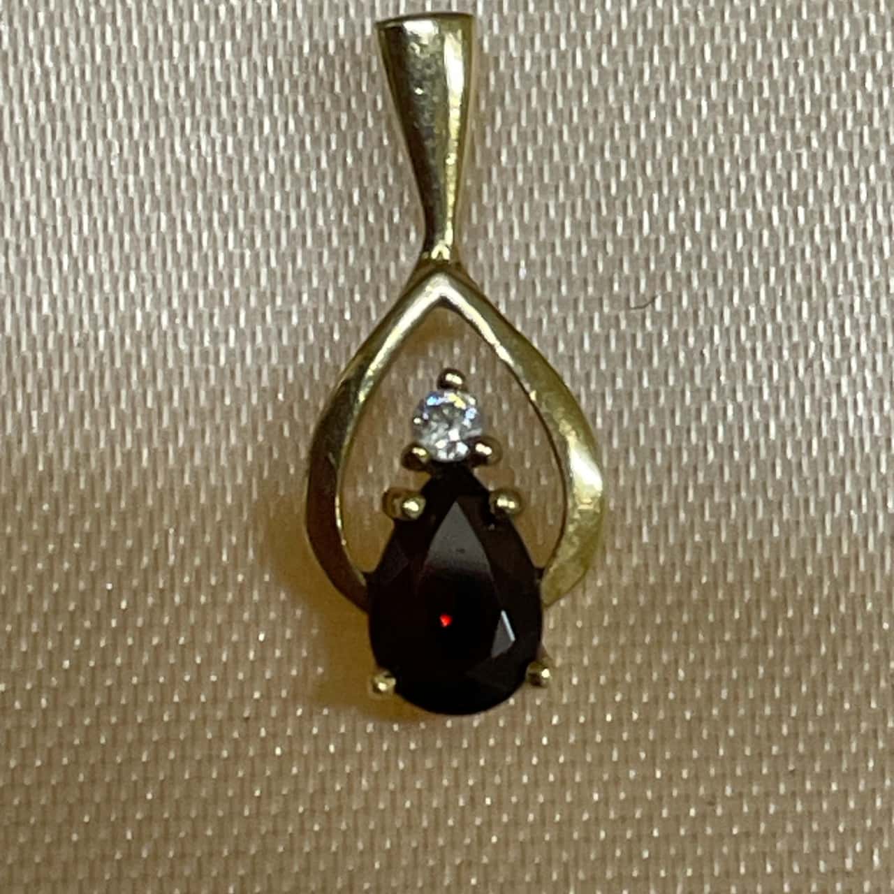 Women's 9ct Gold (375) Pendant with White and maroon colour Stones