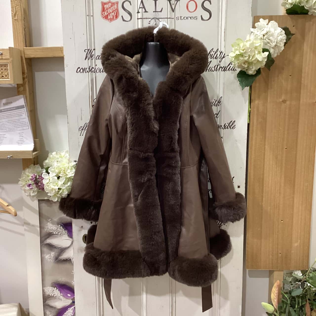 A STUNNING FUAX FUR WINTER JACKET! Womens Size L FUAX FUR COAT! Coat ...