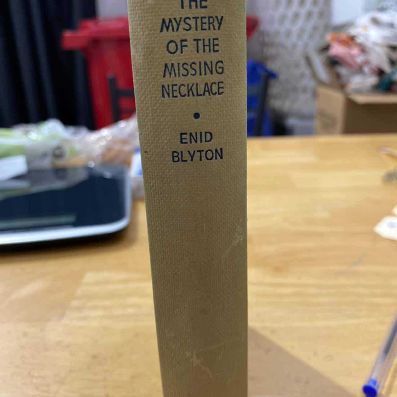 Enid Blyton / The Mystery of the missing necklace