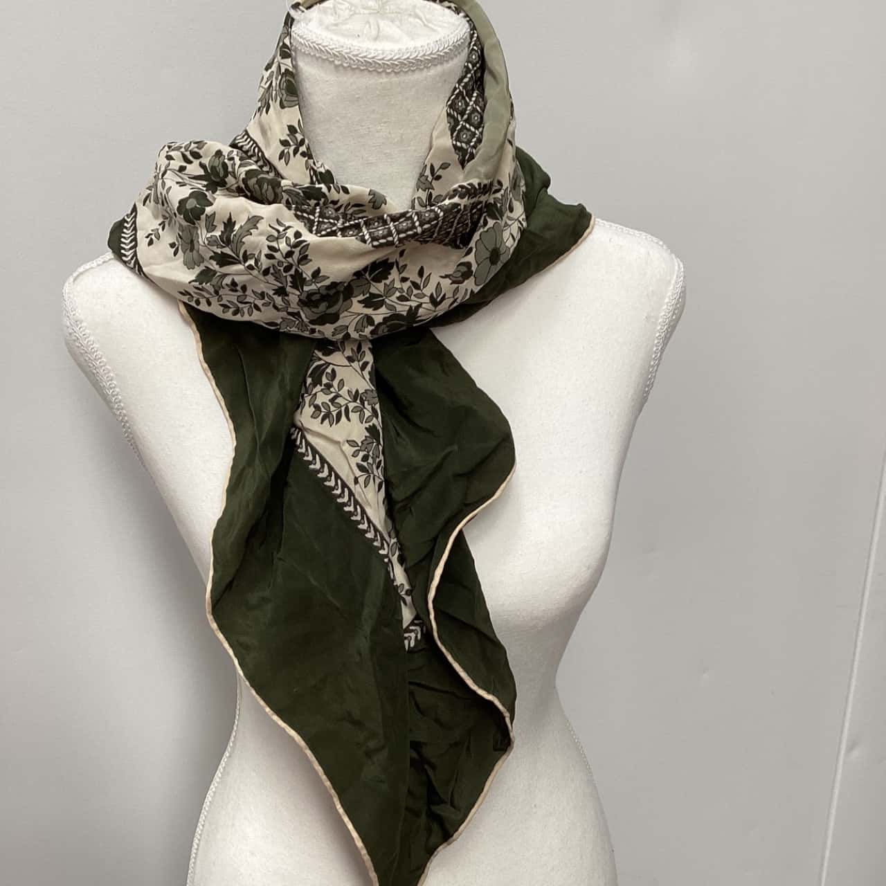 Reine Leide Womens cream ,green / Floral scarf
