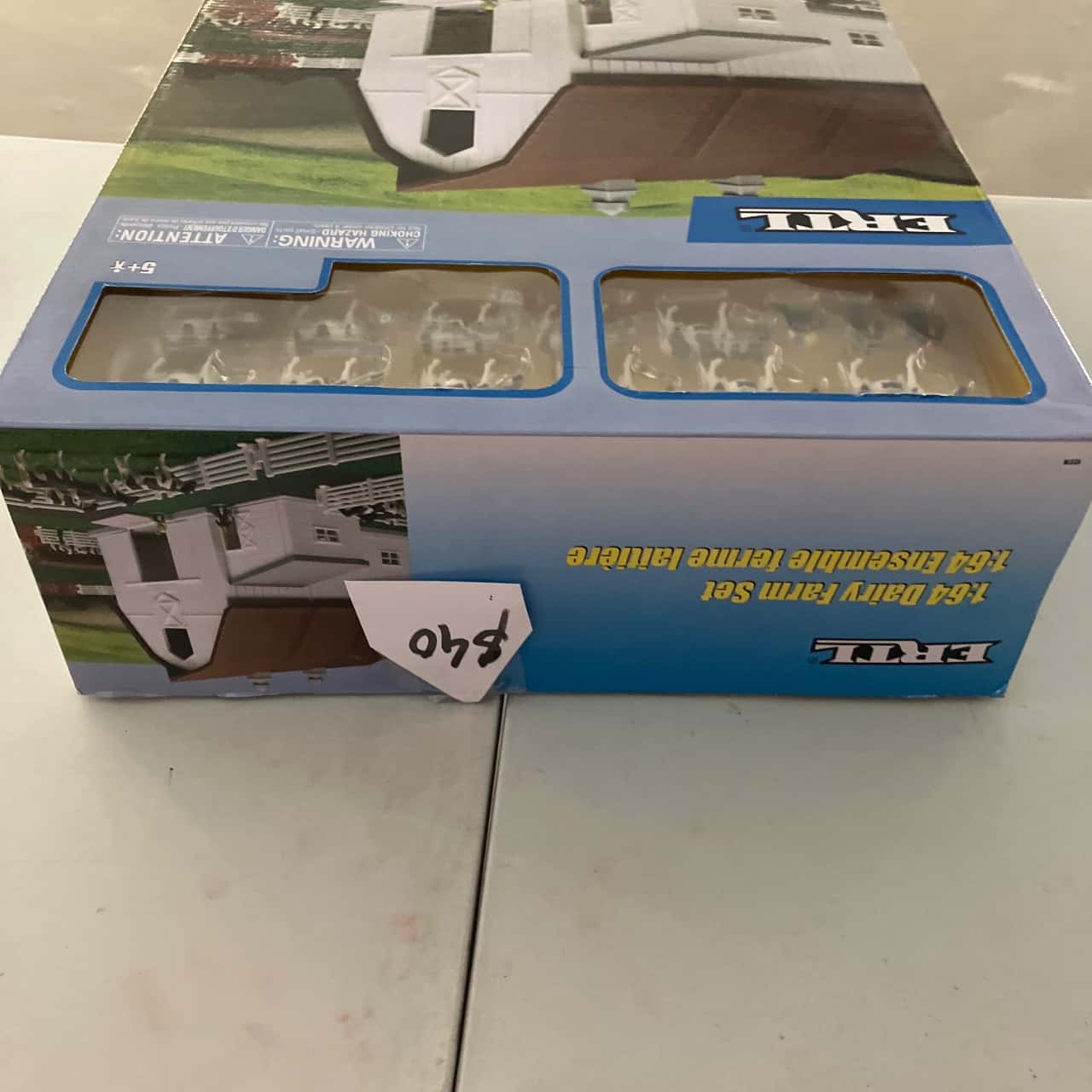 ERTL 1:64 dairy farm set