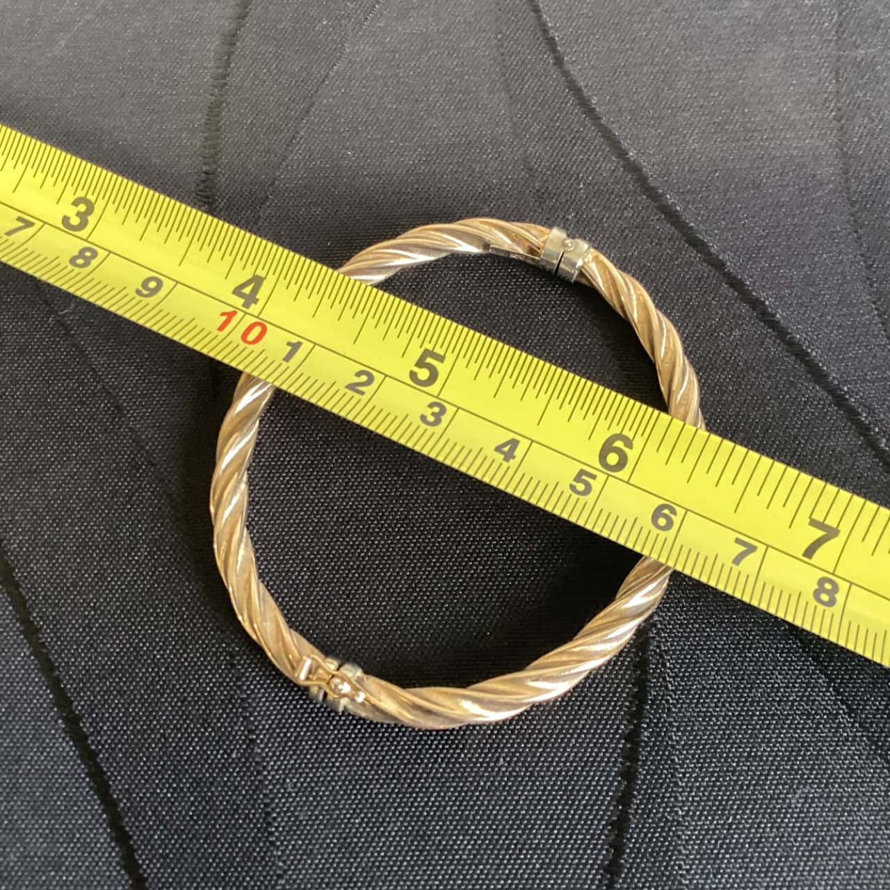 Womens 9ct Gold Hollow Bangle