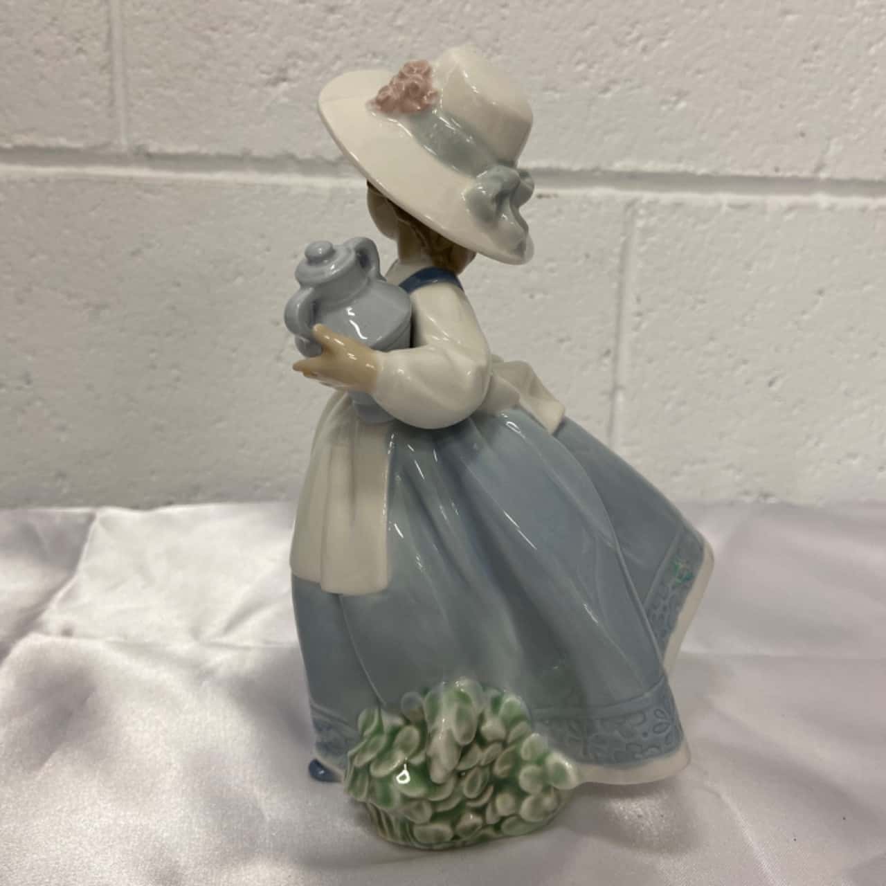 Lladro nao country maiden porcelain figurine
