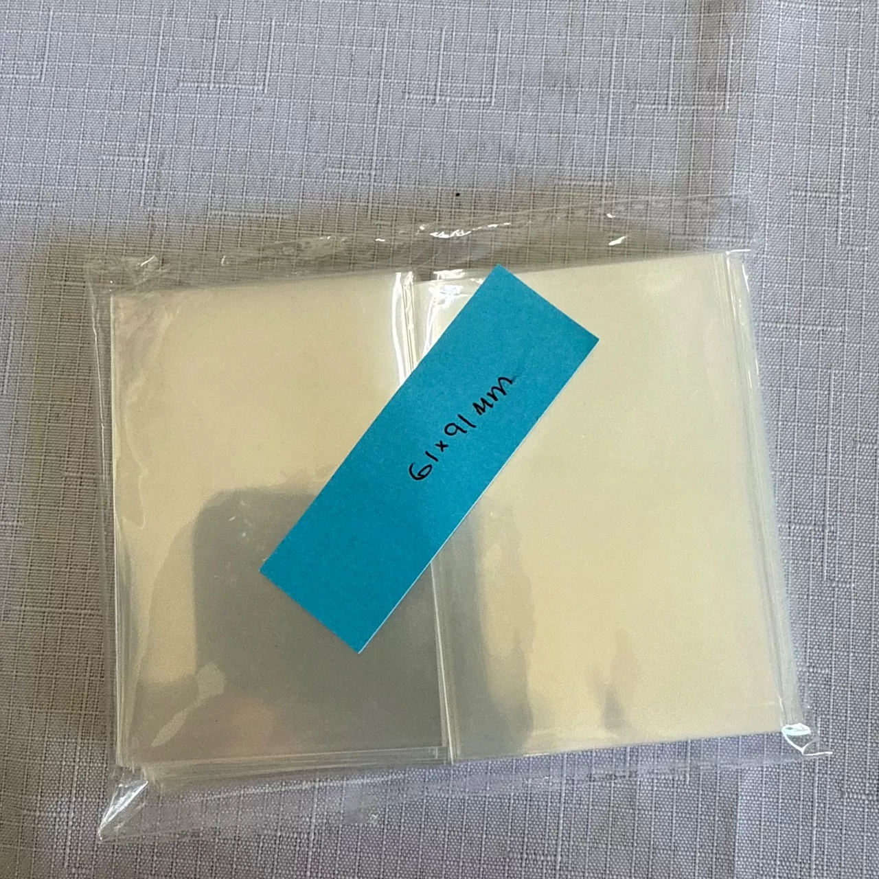 Pack of 100 protective sleeves for trading cards, with dimensions ...