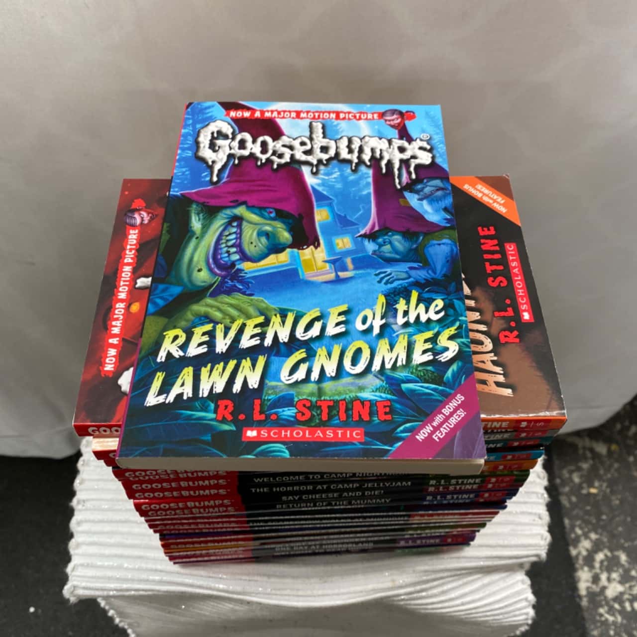 *BOOK SALE* 20 Goosebumps Books by R. L. Stine (2015-2016 Editions)(s)