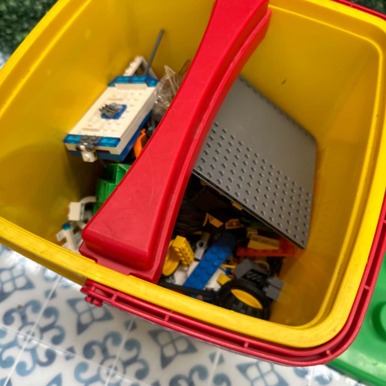 1.2 kg assorted Lego City and tub (s)