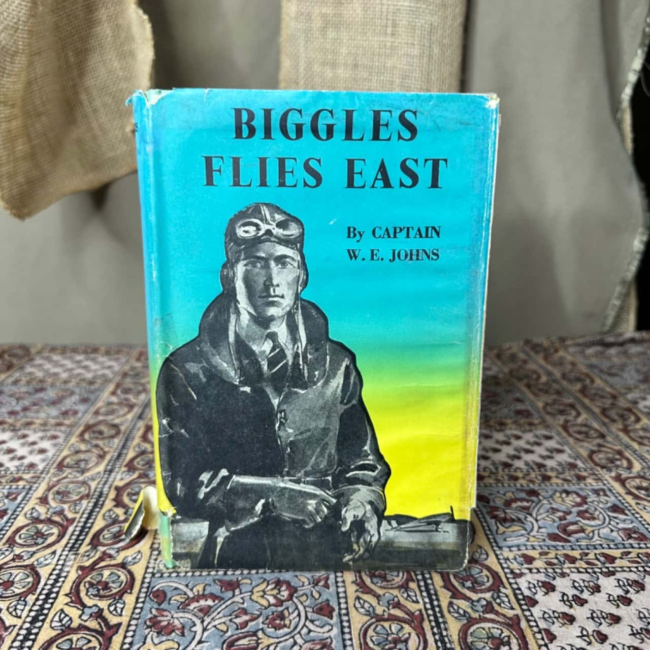 Biggles Flies East - Captain W.E. Johns (s)