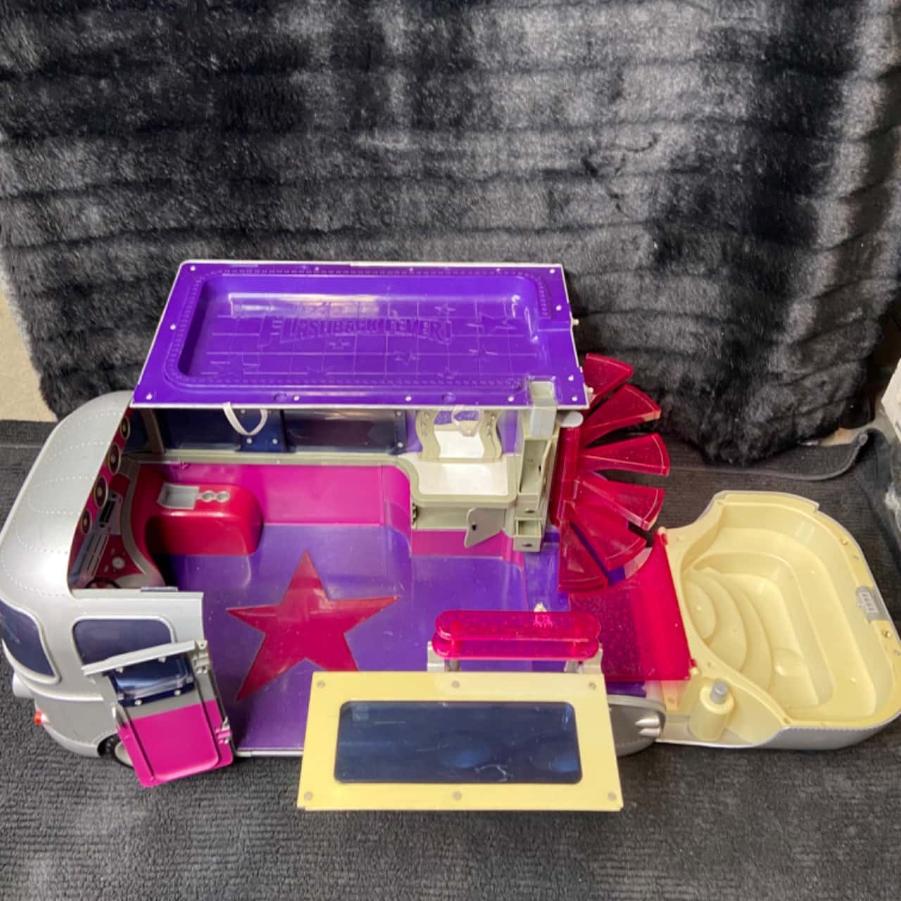 Bratz World Tour: 24 Inch Tour Bus - Silver