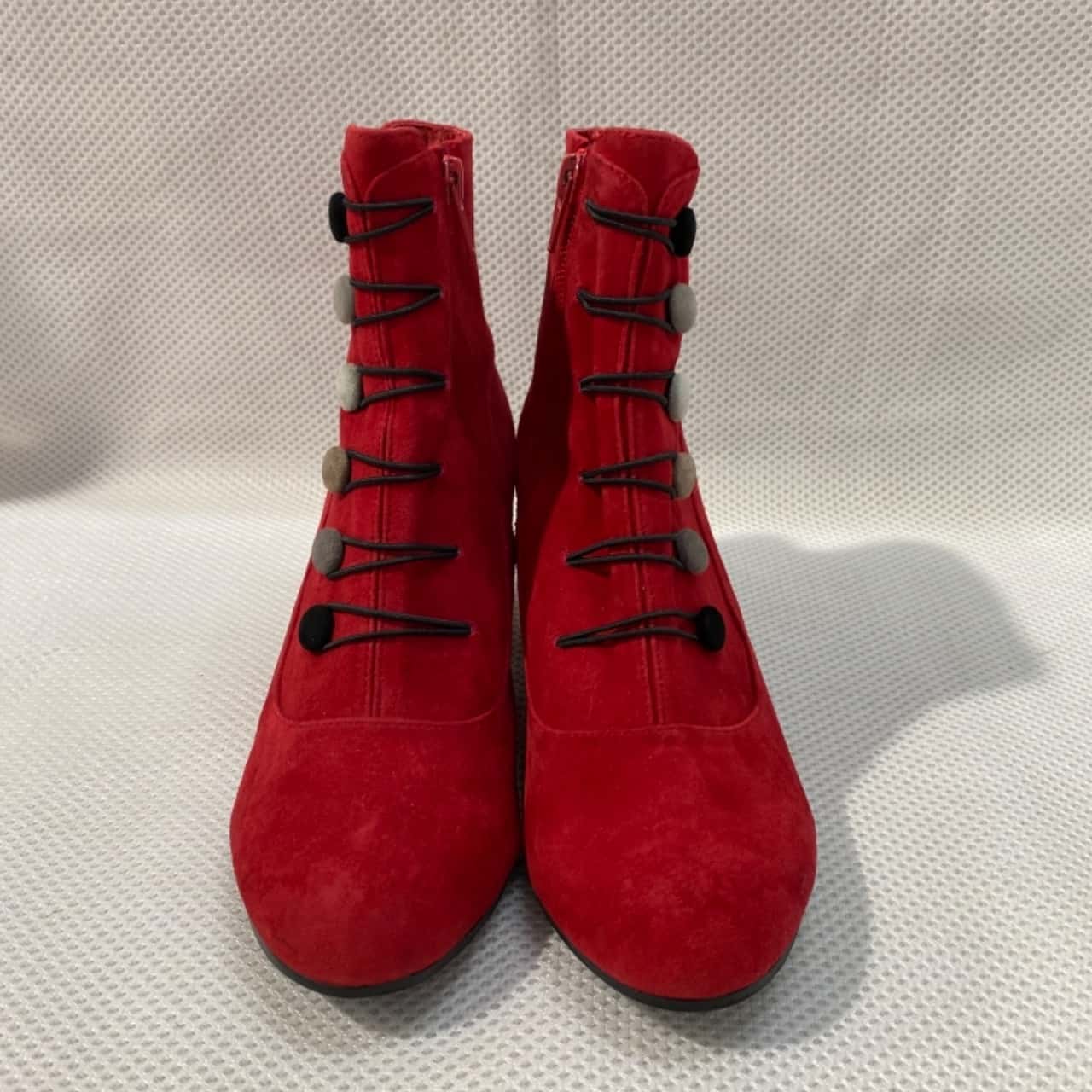 Gamins Womens Size 37 Red Suede(s)