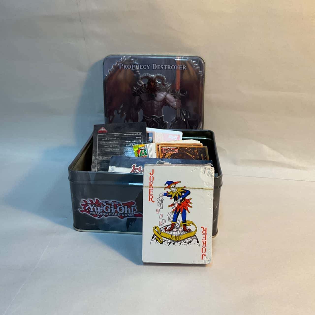 Yu-Gi-Oh box Trading box/Essendon & Assorted cards(s)