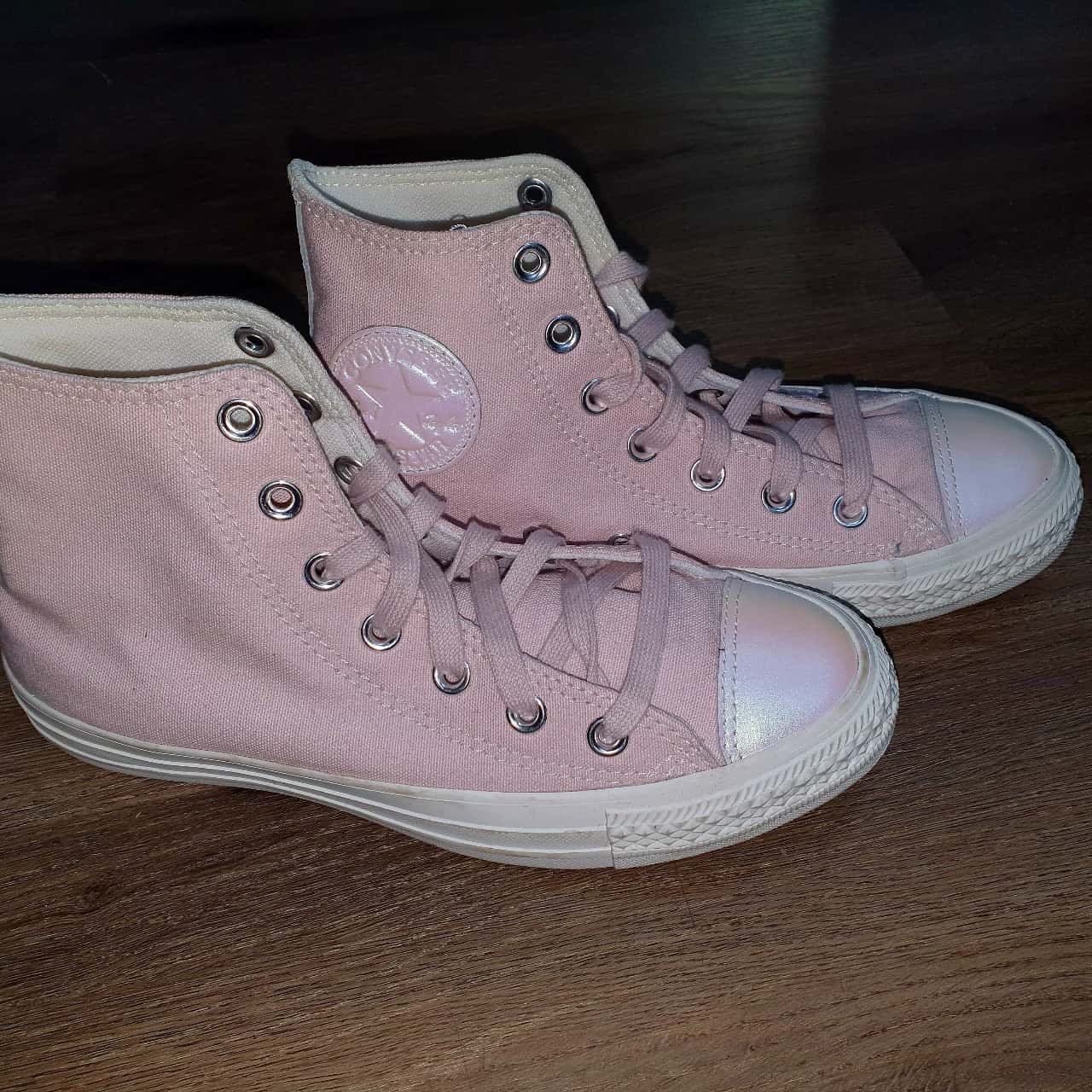 Converse All-star Women's Chuck Taylor Size 7(s)