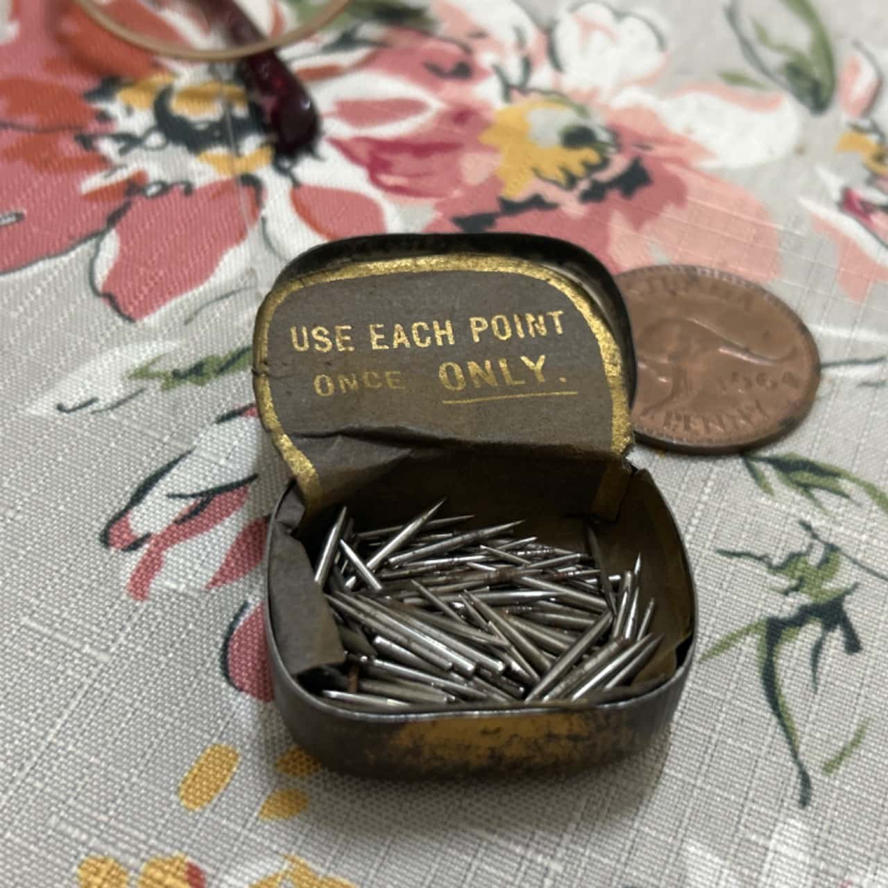 Vtg 'his masters voice' loud tone gramophone needle tin w/needles(B6)(s)