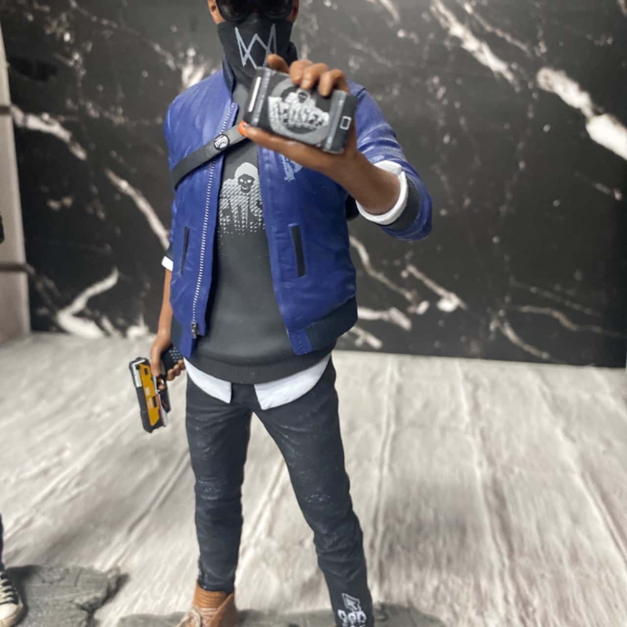 PS4 watchdogs 2 game and 2 figures (s)